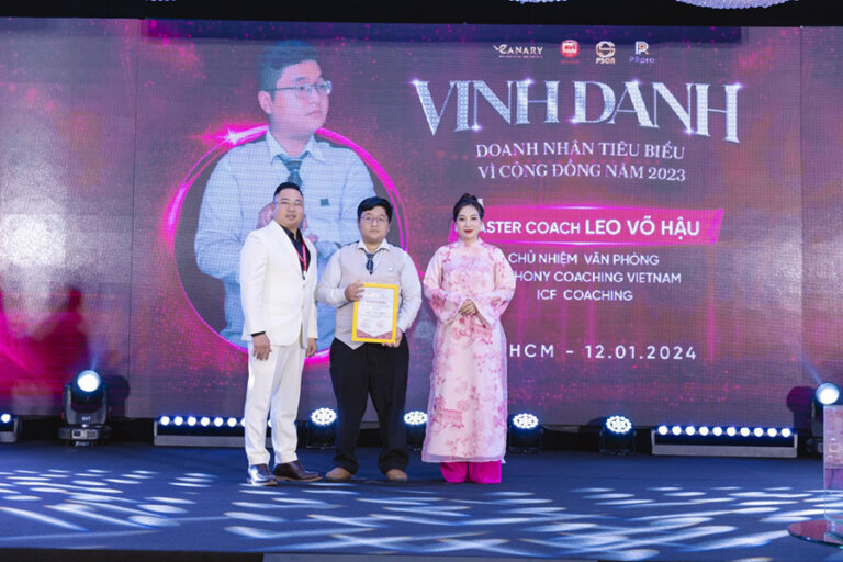 Master Coach Leo Võ Hậu gây ấn tượng mạnh khi đoạt giải Doanh nhân tiêu ...