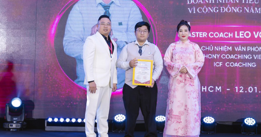 Master Coach Leo Võ Hậu gây ấn tượng mạnh khi đoạt giải Doanh nhân tiêu ...