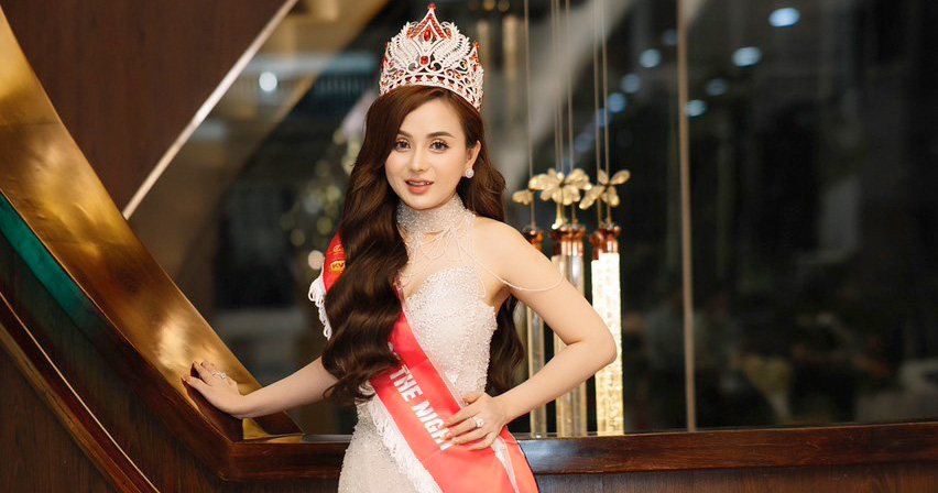 Master Nguyễn Cẩm Nhung - Nữ hoàng tiên phong trong ngành làm đẹp được xướng danh tại Đêm kiệt ...