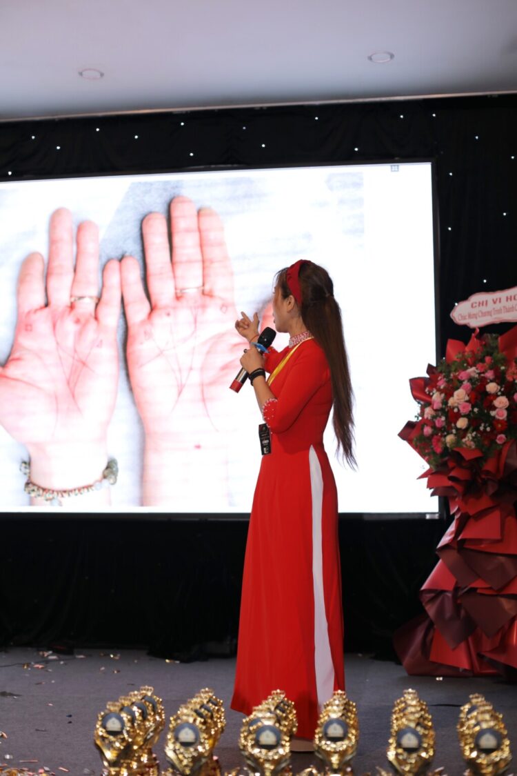 Master Jenny Phượng trình diễn kỹ thuật Xăm Chỉ Tay Cải Vận đầy mãn ...