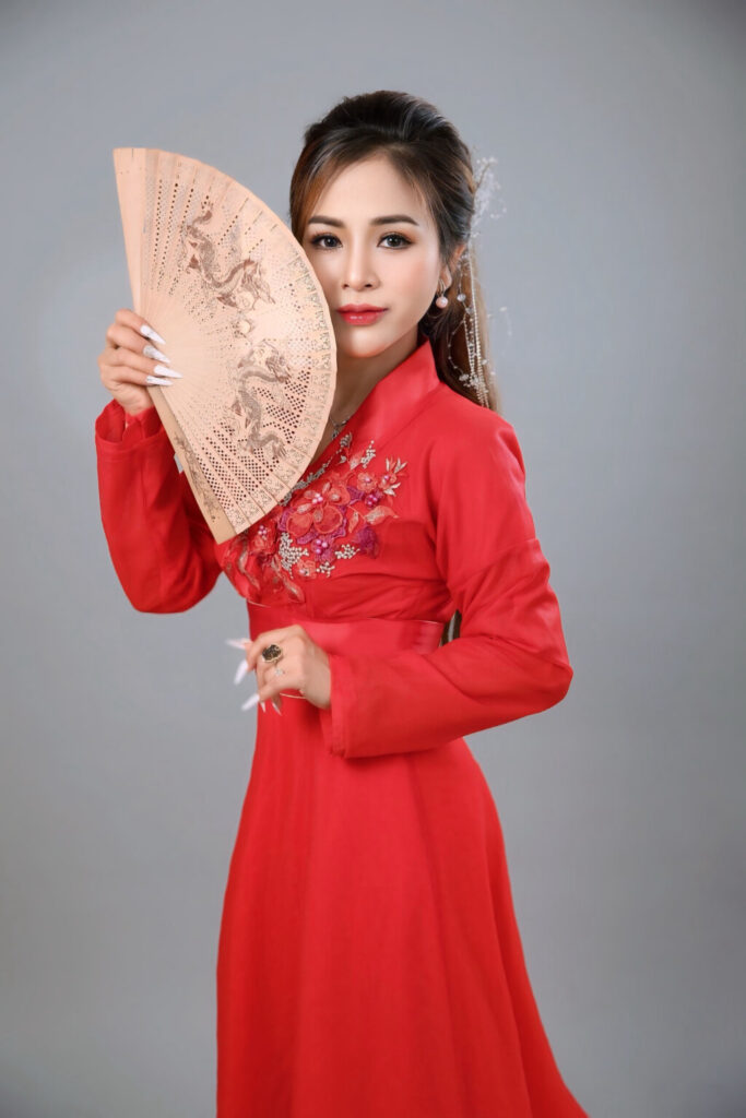 Master Jenny Phượng trình diễn kỹ thuật Xăm Chỉ Tay Cải Vận đầy mãn ...